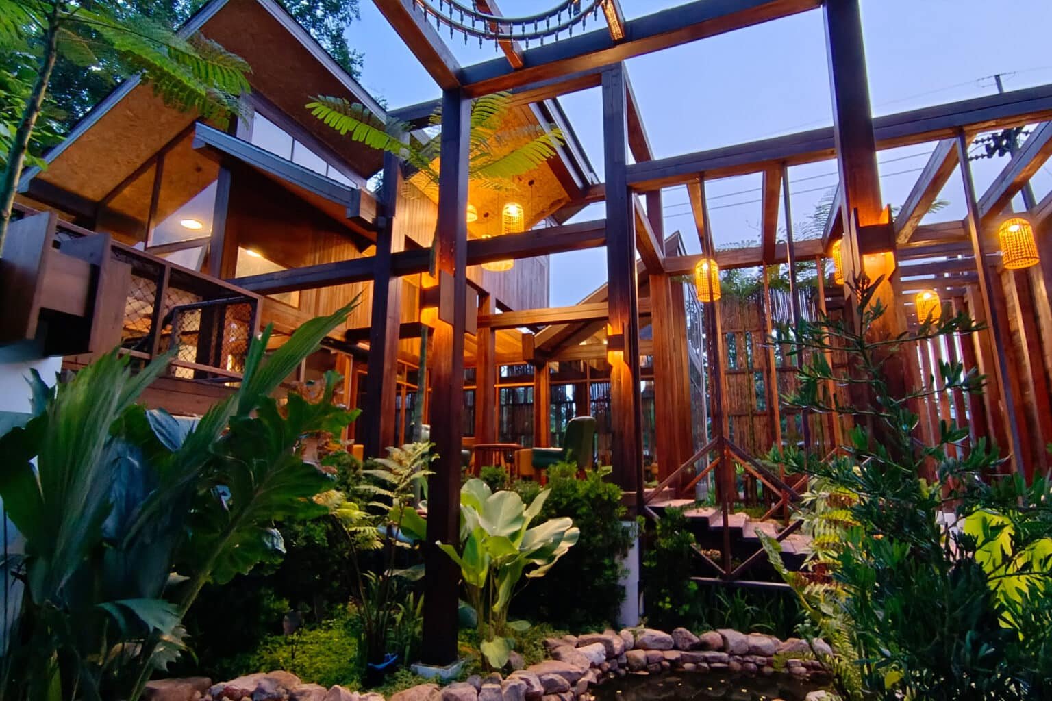 มนตรา คาเฟ่ คาเฟ่ริมน้ำ ทามกลางธรรมชาติ พร้อมอาหารเครื่องดื่ม